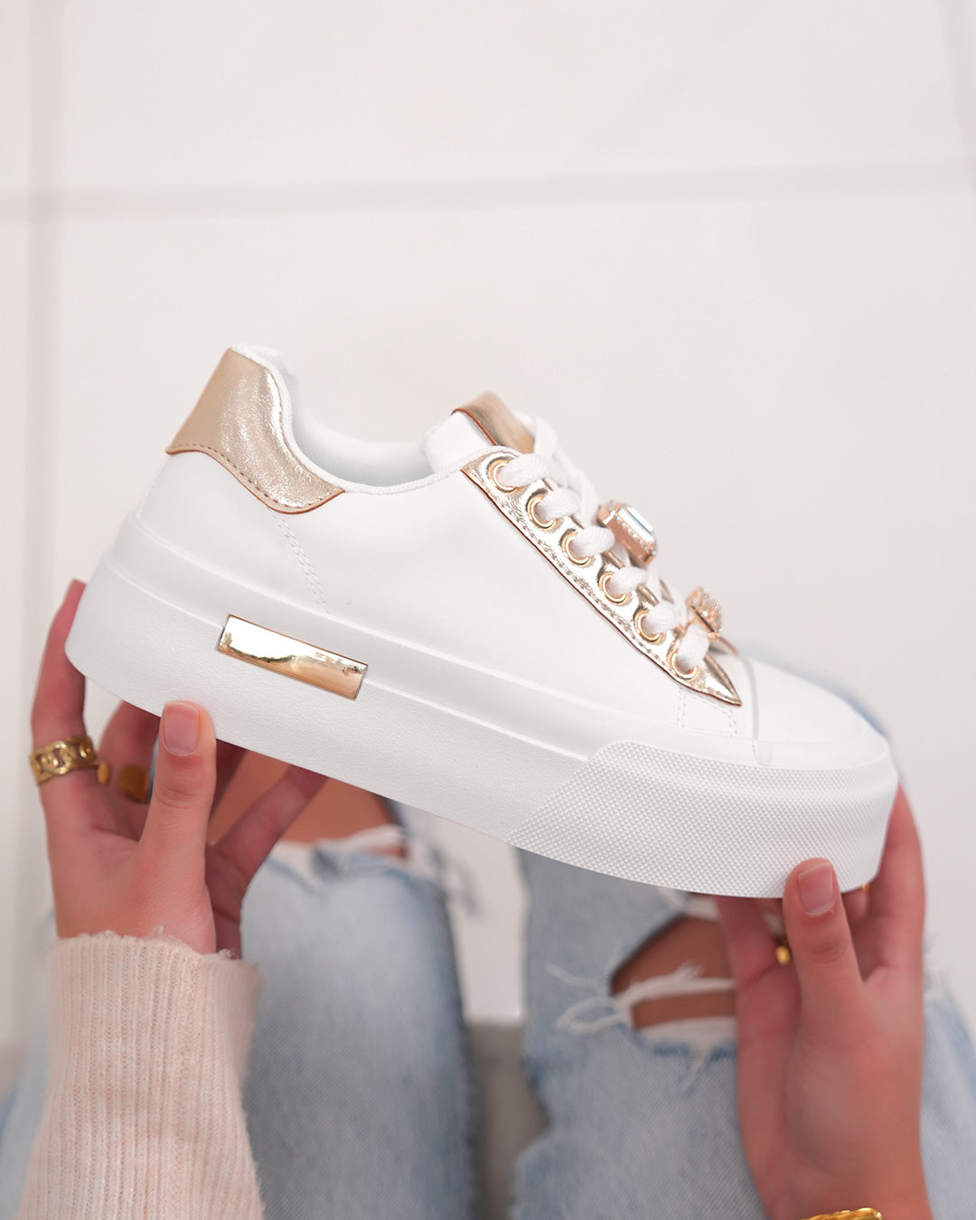 Basket femme blanche chic avec détails dorés et strass élégants