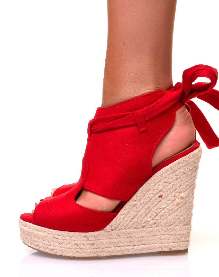 Sandales en suédine rouge à talons compensés
