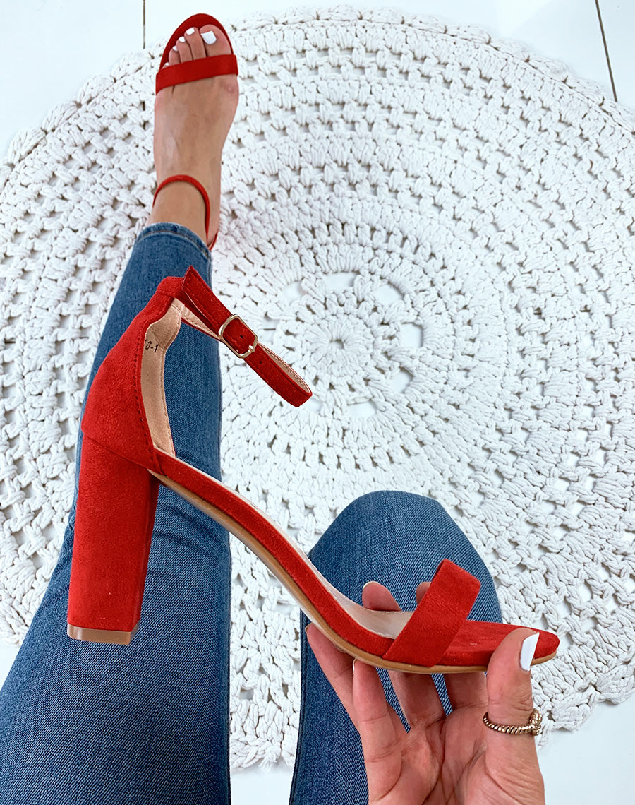 Sandales en suédine rouges à talons carrés